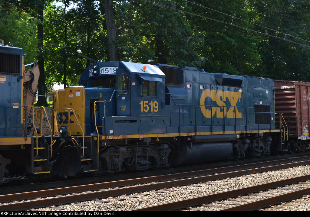 CSX GP15T 1519 trails on Q418-03